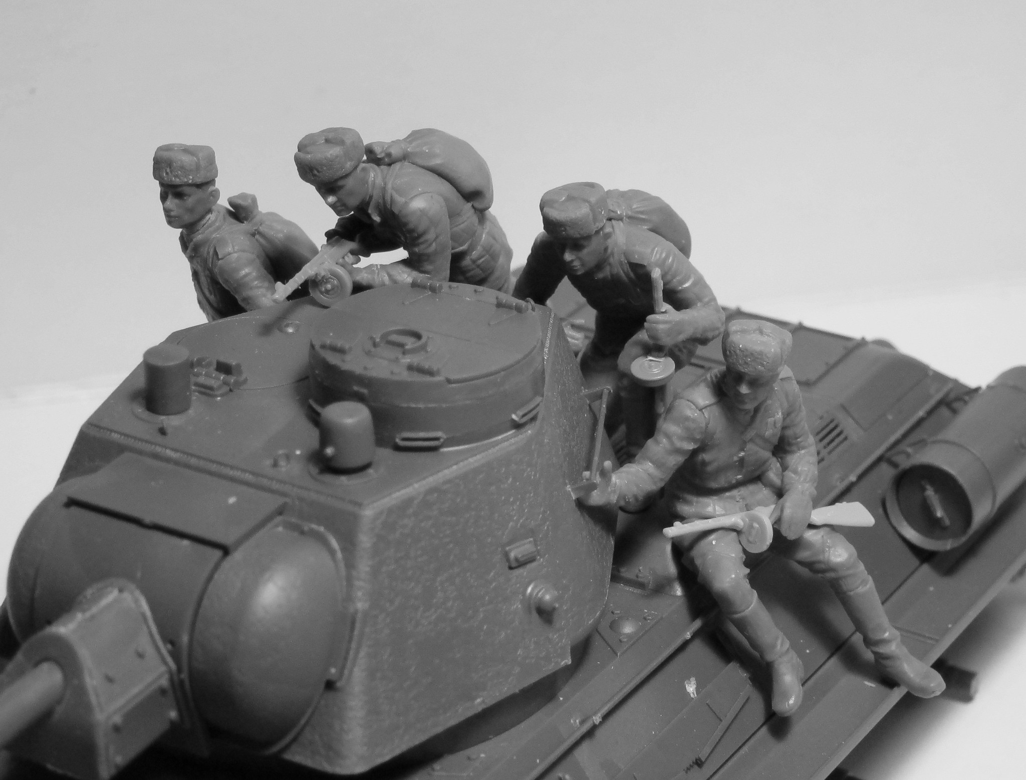 Soviet Tank Riders (1943-1945) (4 figures) (100% new molds) ICM 35640