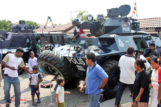 V-150 Commando AC w/ 20mm or 90 mm gun ACE 72430