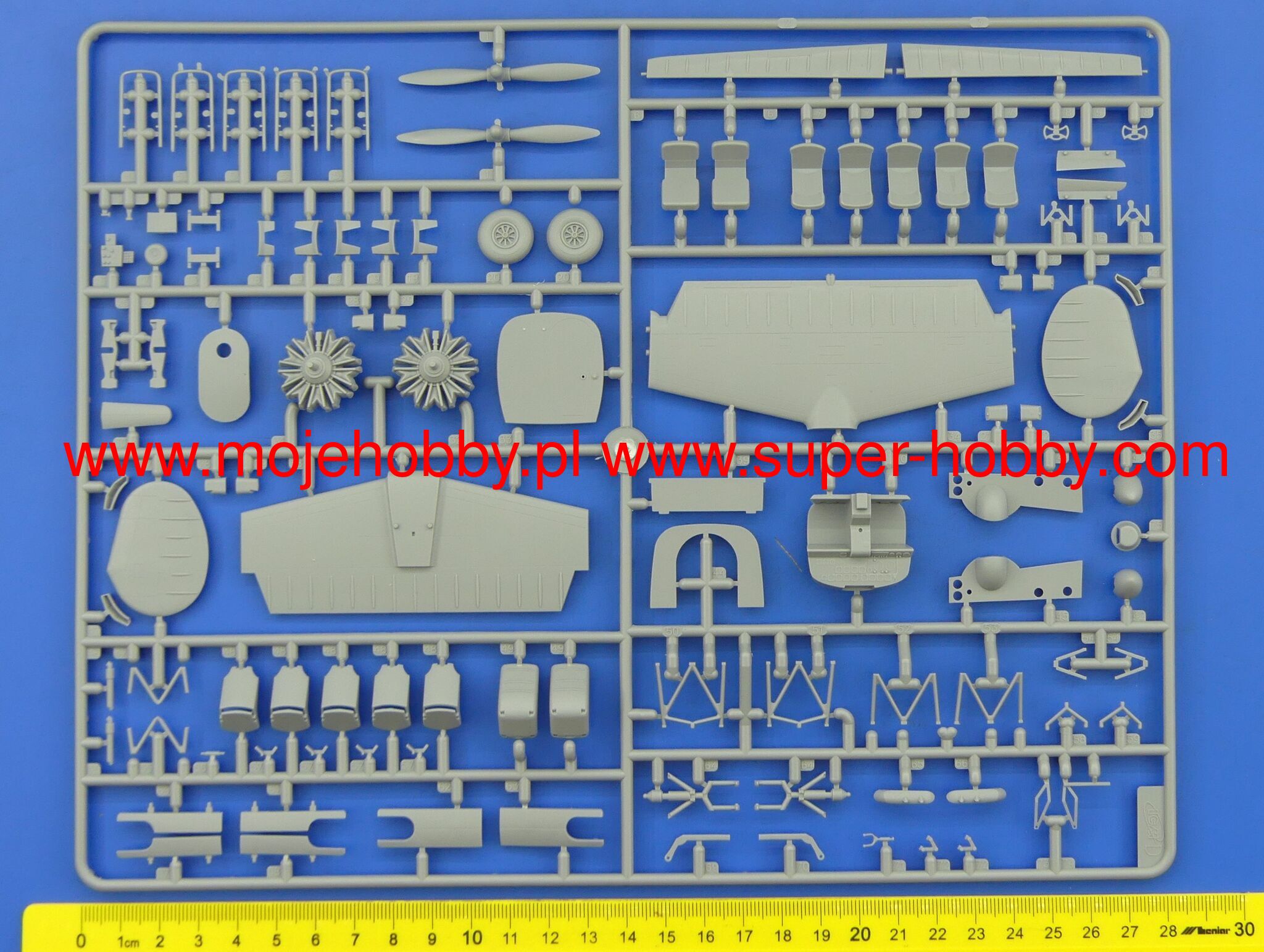 Beechcraft Model 18 Model Set Revell 63811