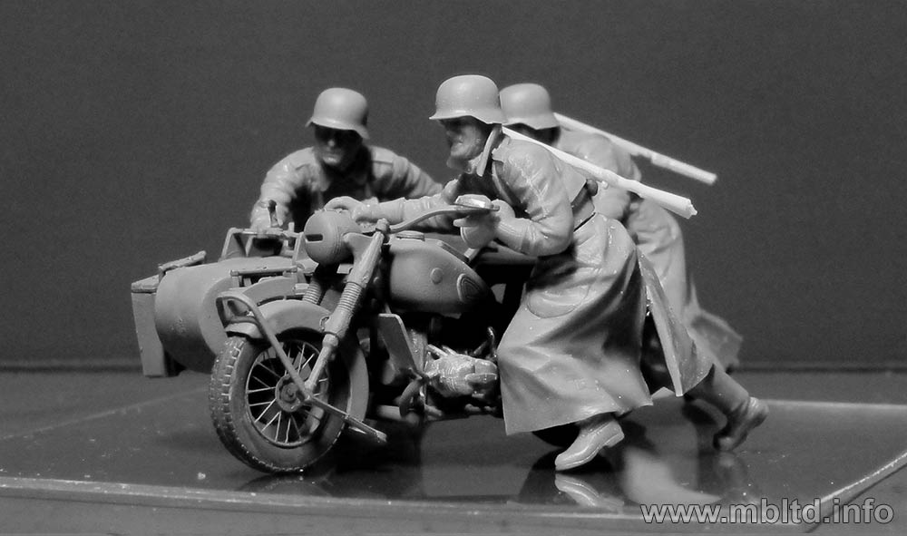 German Motorcyclists, WWII era Master Box 35178